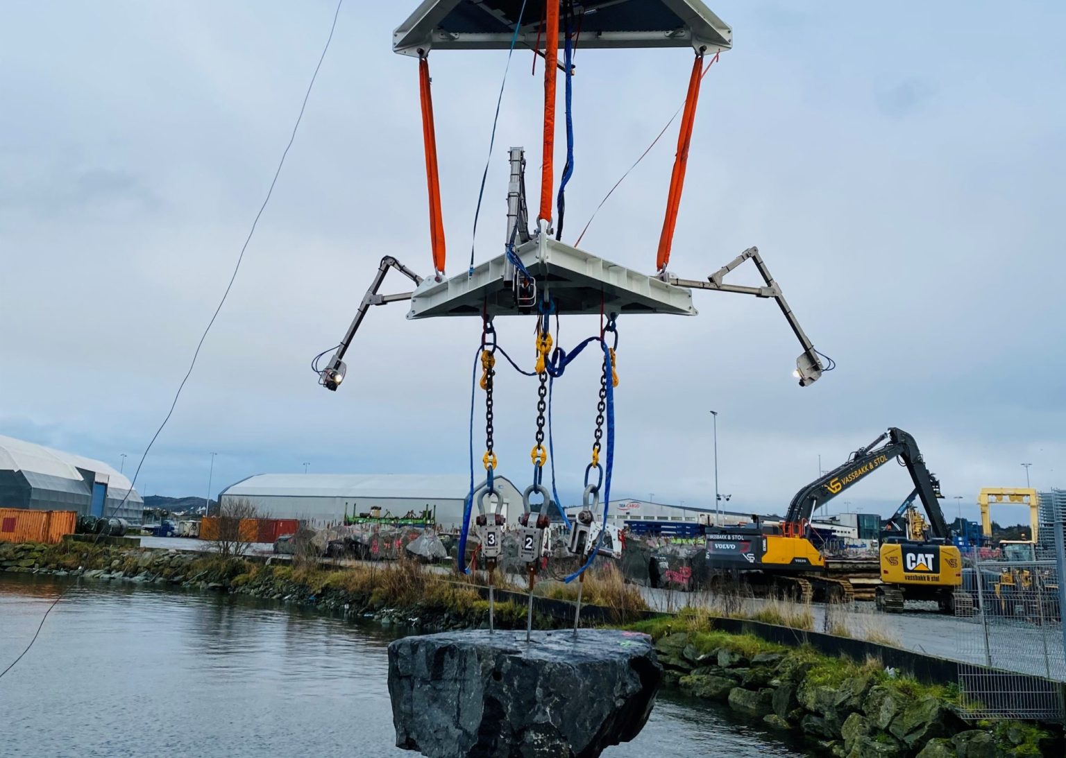Hydraulic shackle lifting arrangement - Subsea Specialist